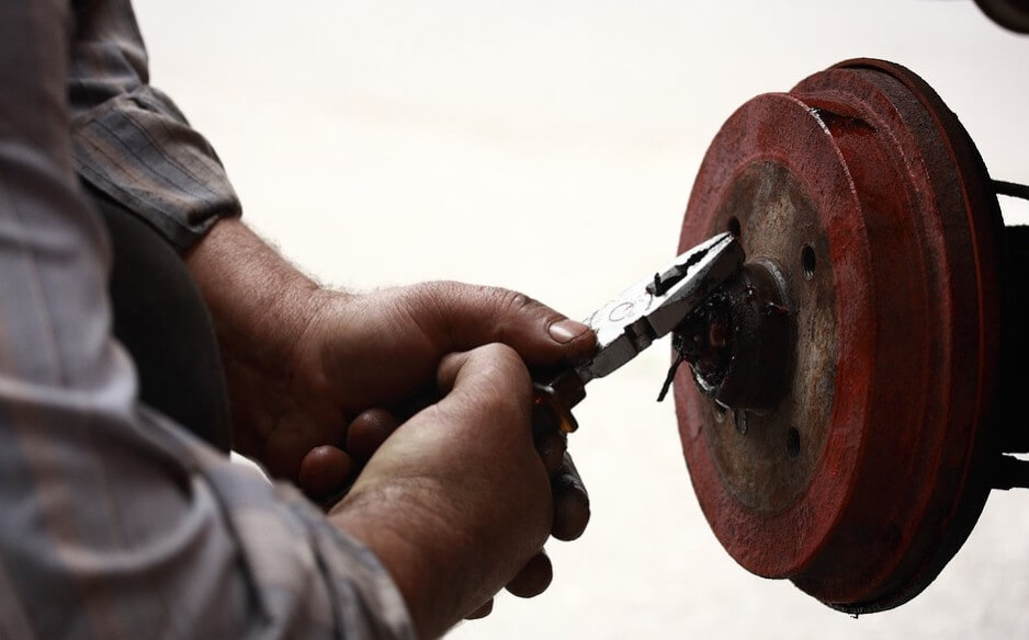 De self-service trend: zelf je auto repareren - Bloeise